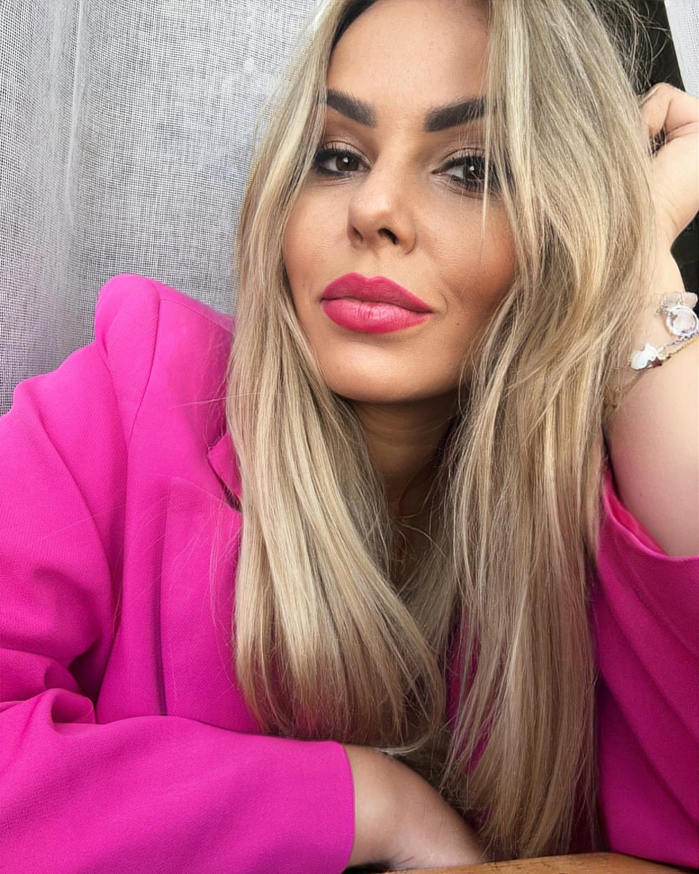 To hit sezonu? Różowa marynarka i subtelny dekolt! Paula Karpowicz ...